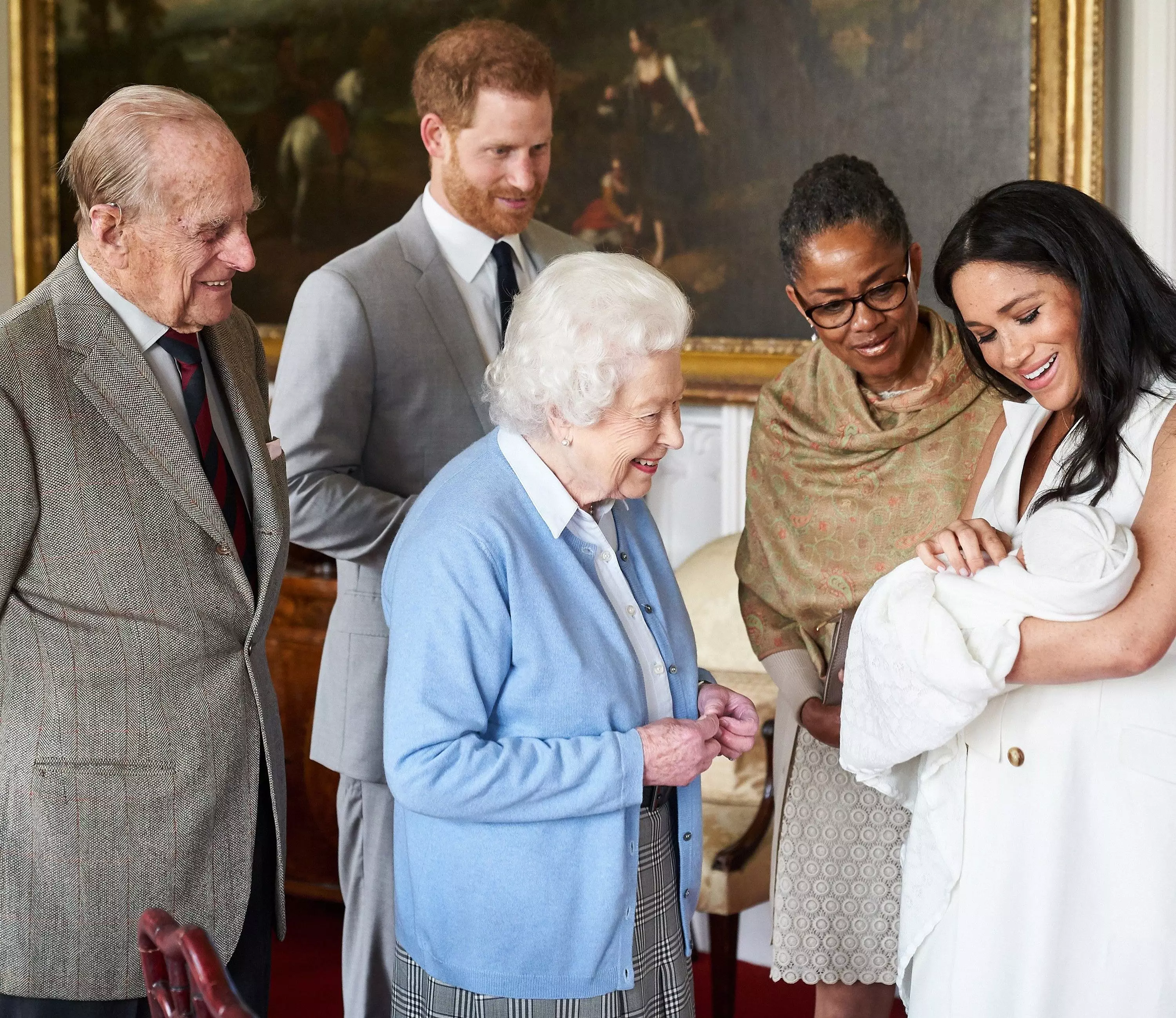 Nahimamat ni Baby Archie Sussex ang Queen