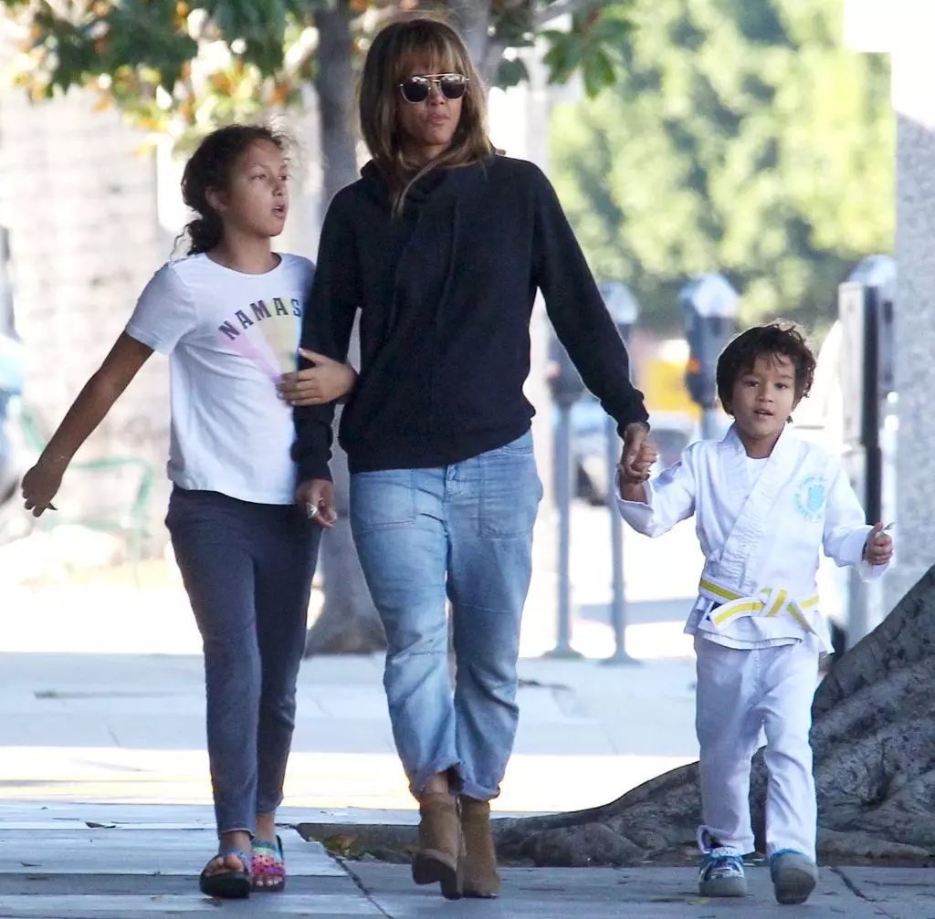 halle-berry-delar-sällsynt-video-av-dotter-nahla-and-son-maceo-titta