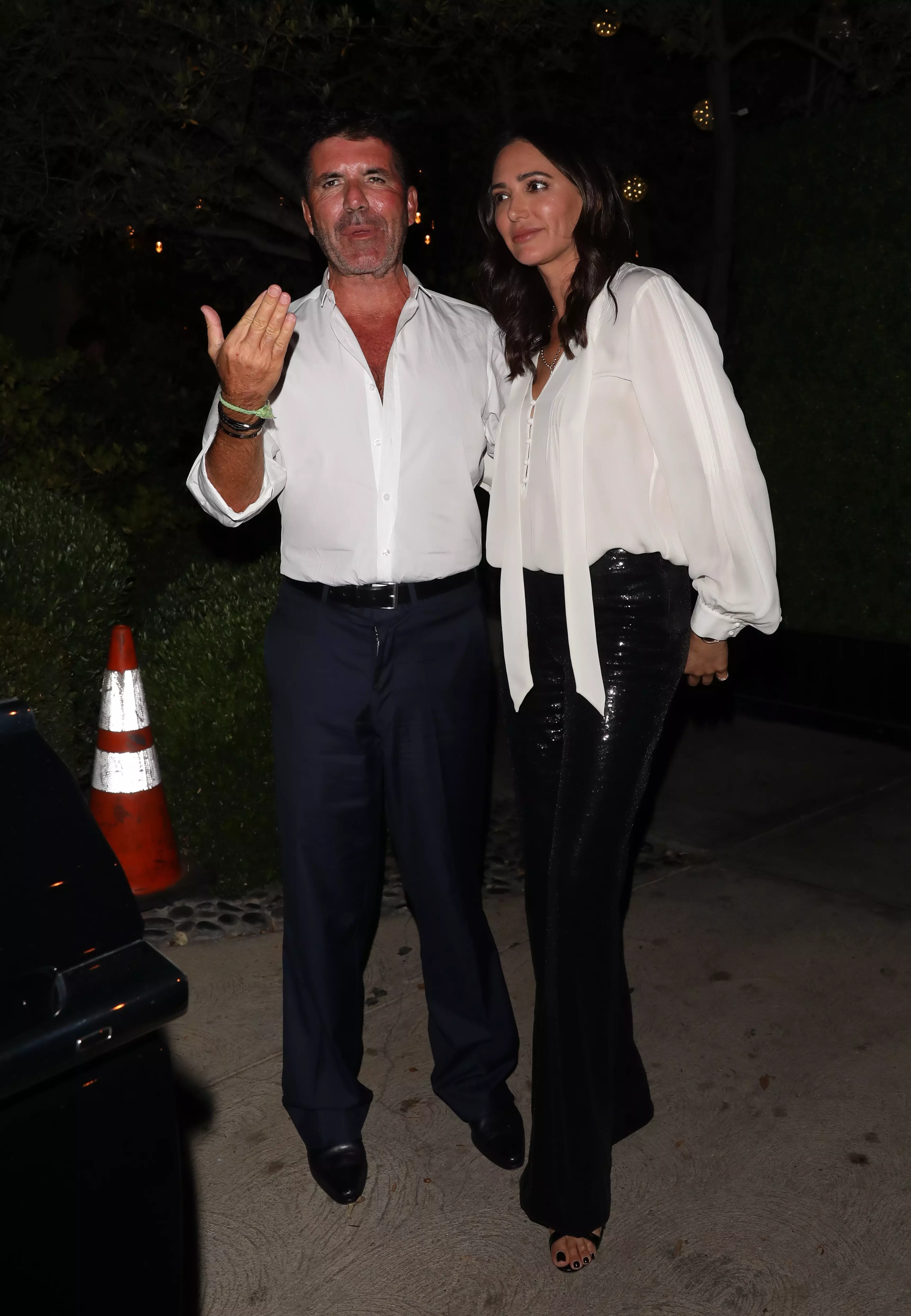 سایمون کاول و لورن سیلورمن تازه از آخر هفته در کابو مکزیک برگشتهاند در حال ورود به رستوران AGO برای مهمانی «America's Got Talent» در وست هالیوود، کالیفرنیا.