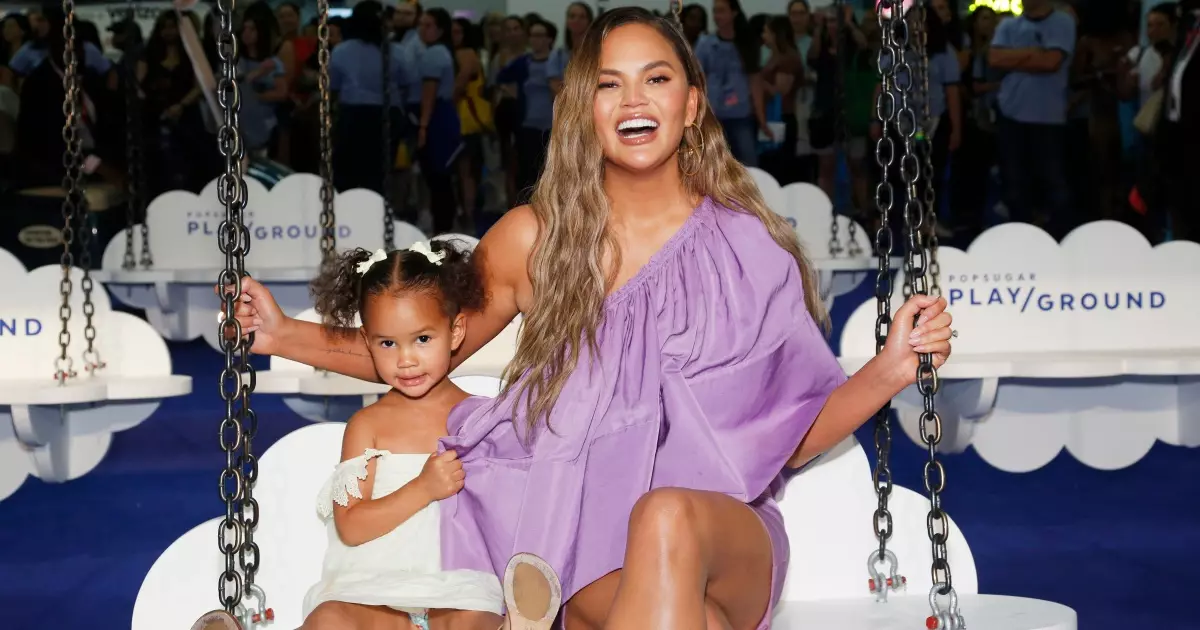 Chrissy Teigen Tgħid li Bint Luna Għandha Ħin tal-Kumiċiku 'Stampabbli'