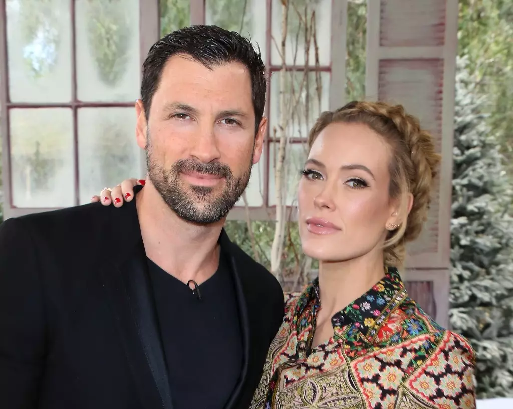 Maksim Chmerkovskiy (L) dhe Peta Murgatroyd vizitojnë Hallmark's