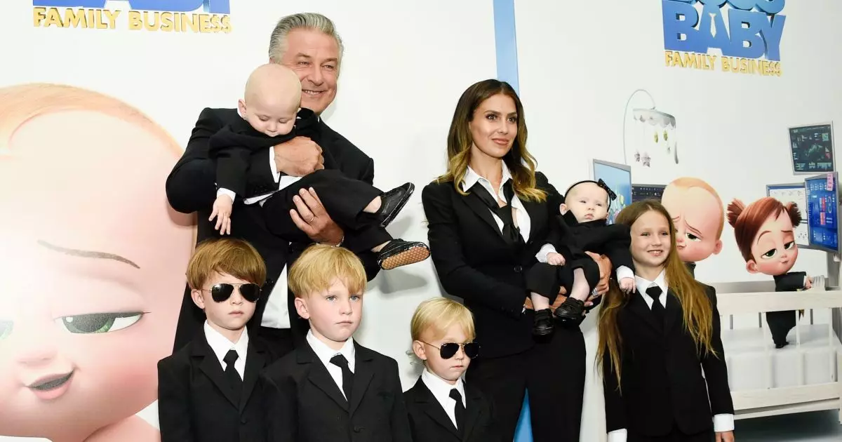 La pelea de 6 niños de Alec e Hilaria Baldwin en la alfombra roja: fotos