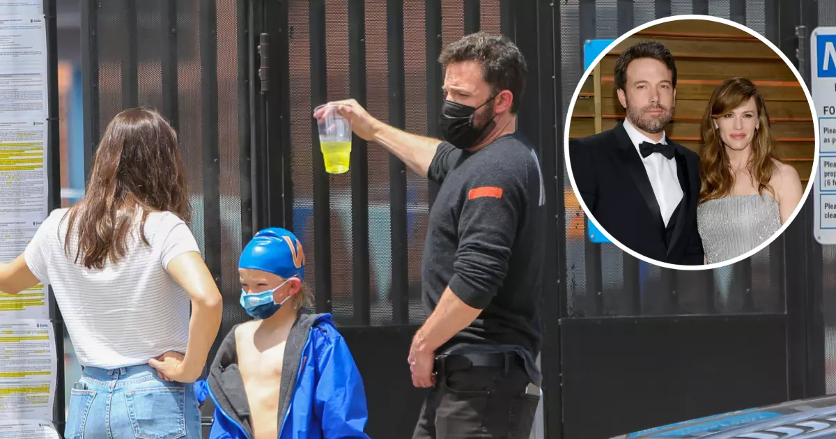 Ben Affleck e Jennifer Garner se encontram com o filho Samuel: fotos