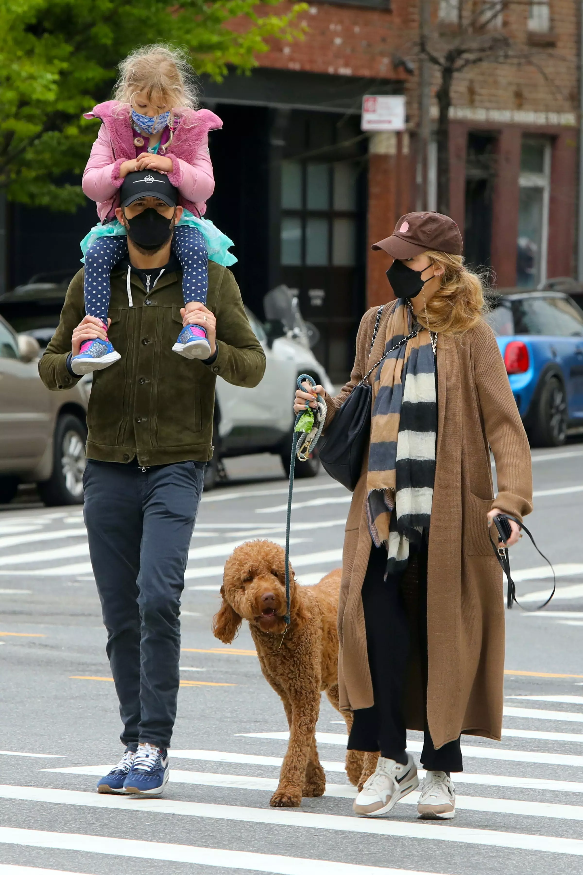 ryan-reynolds-blake-lively-spototted-in-photos-with-child-inez