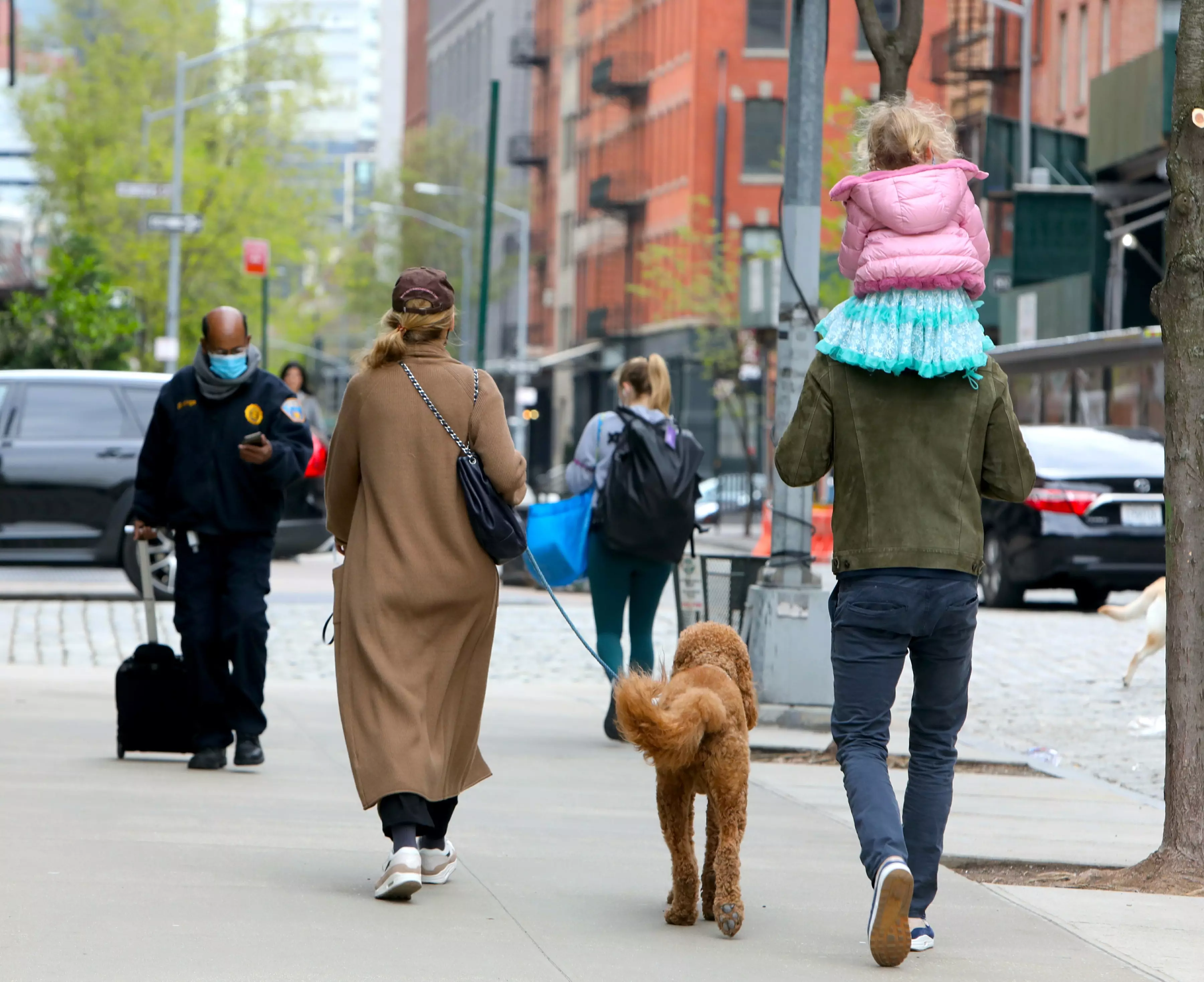 ryan-reynolds-blake-lively-spototted-in-photos-with-child-inez