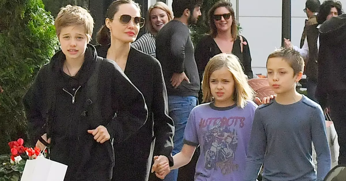 Angelina Jolie uşaqlarını Milad bayramında Los-Ancelesdə alış-verişə aparır — Yeni Şəkillərə baxın!