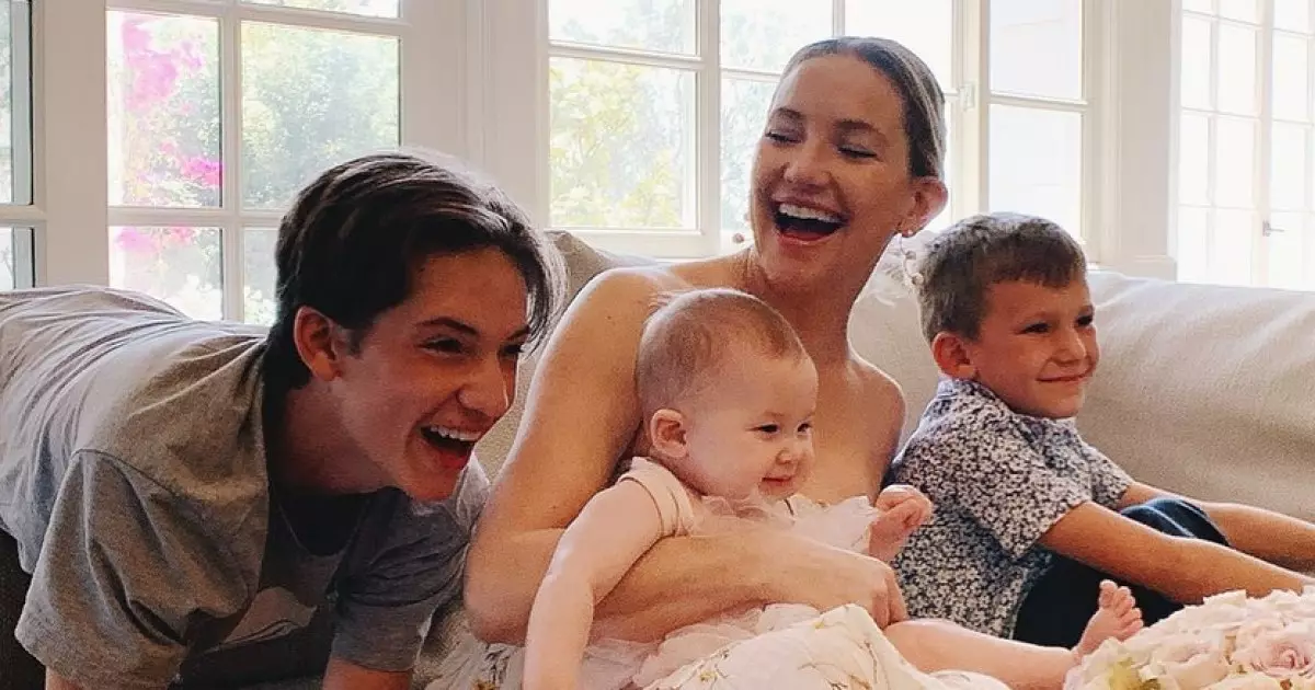 Kate Hudson's Kids: Iltaqa' mat-tfal tagħha Ryder, Bingham u Rani