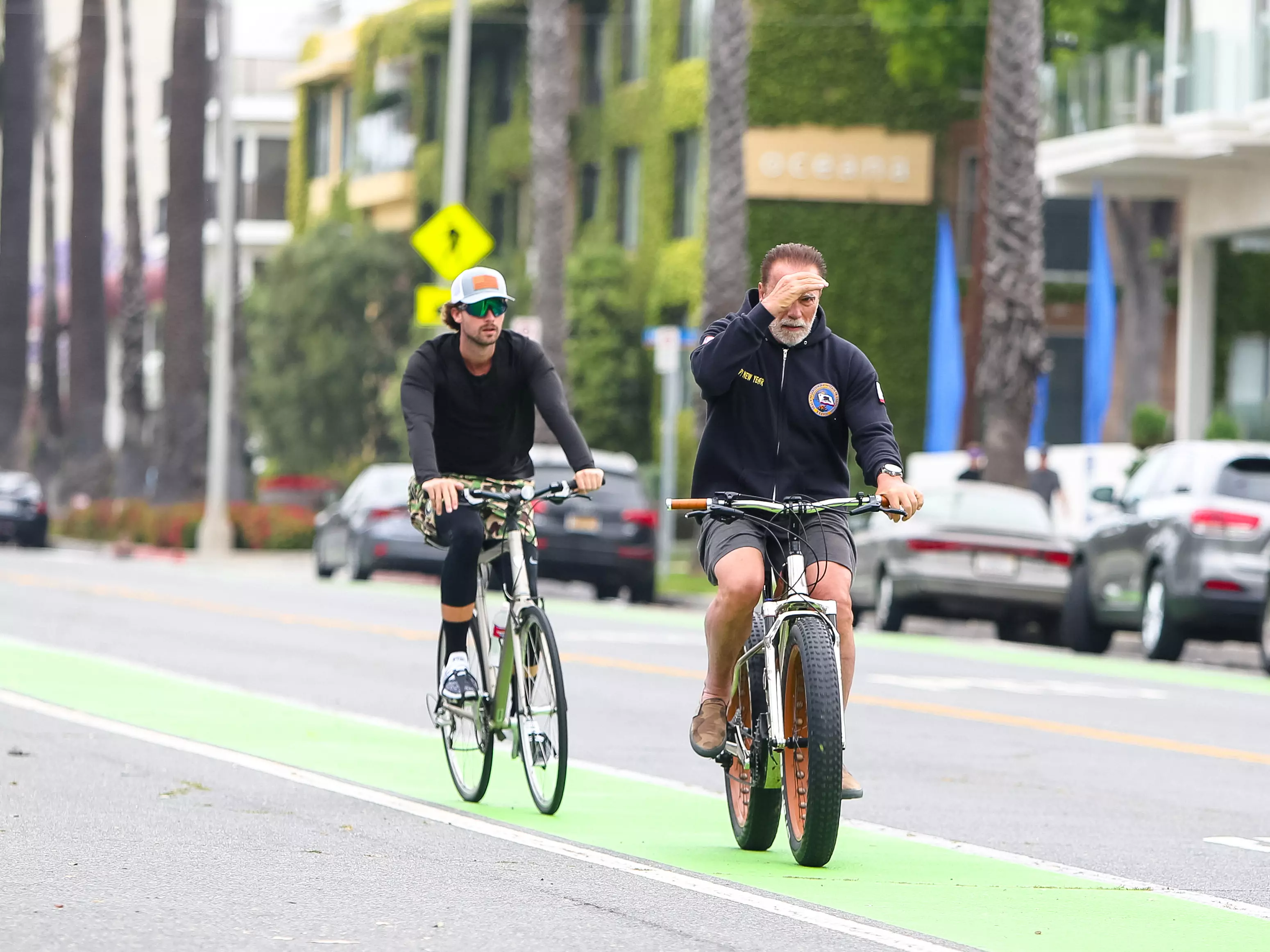 fotos de arnold-schwarzenegger-and-son-patrick-go-on-a-bike-ride