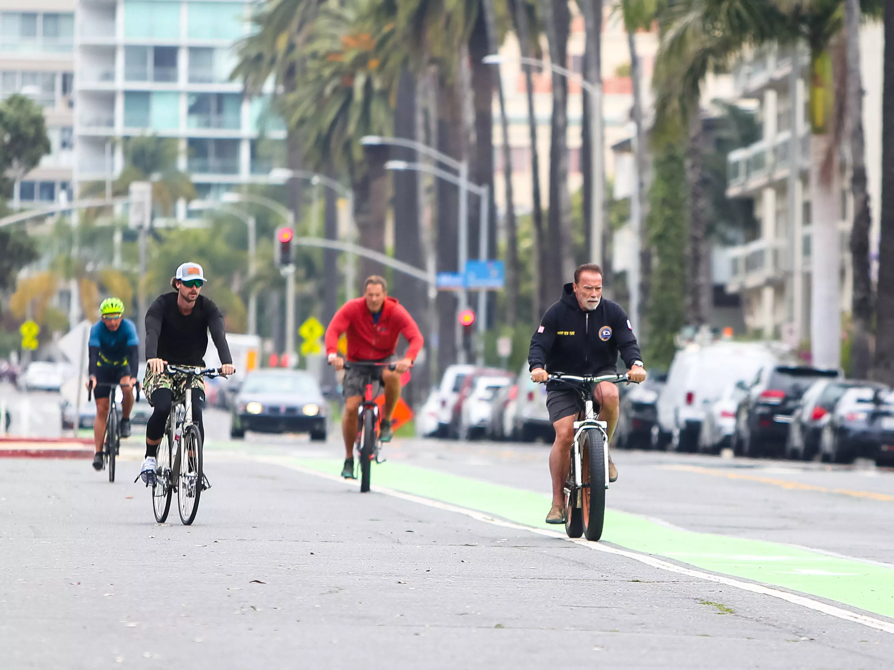 arnold-schwarzenegger-and-son-patrick-go-on-a-bike-ride-រូបថត