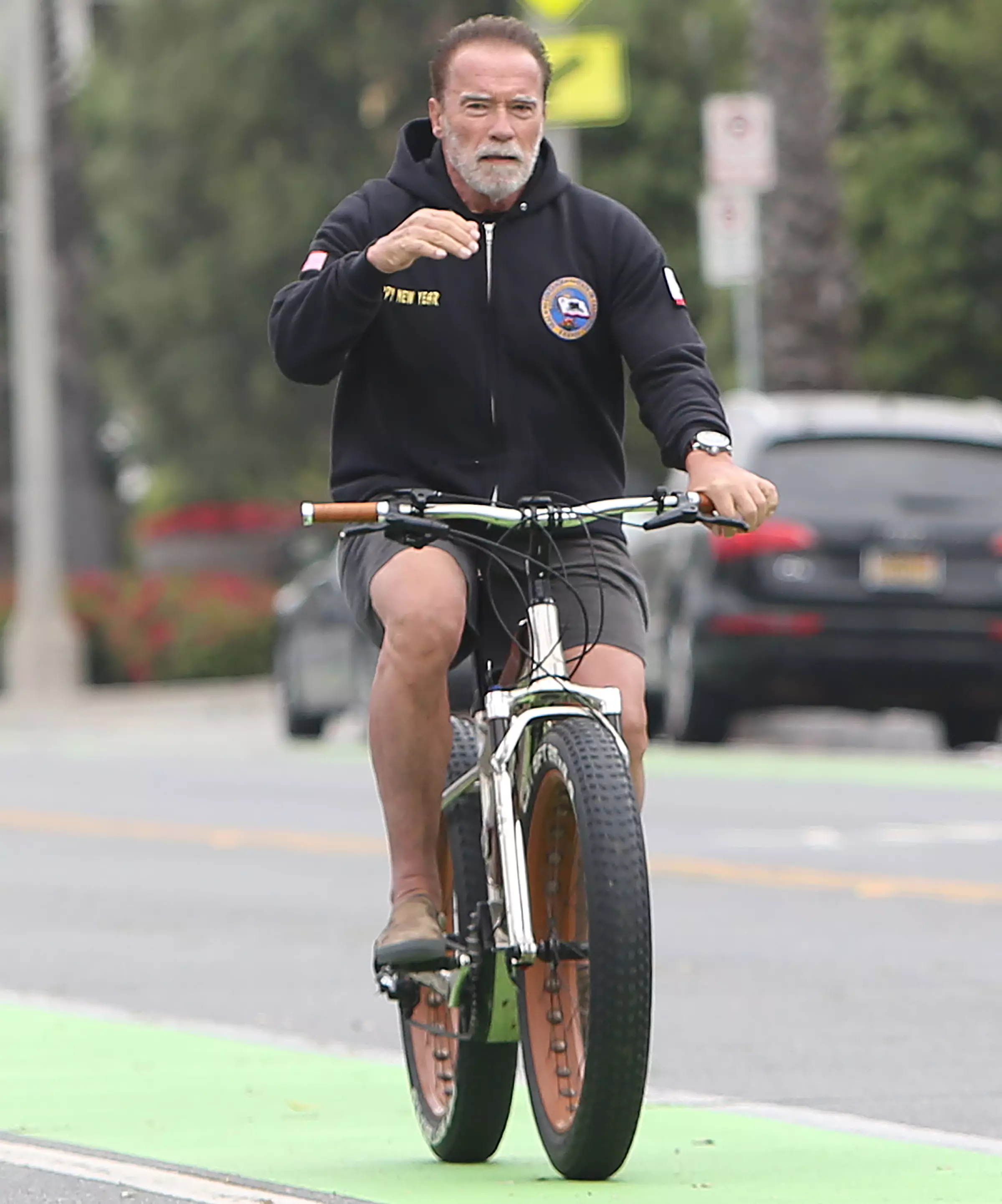 arnold-schwarzenegger-and-son-patrick-go-on-a-bike-ride-ဓာတ်ပုံများ