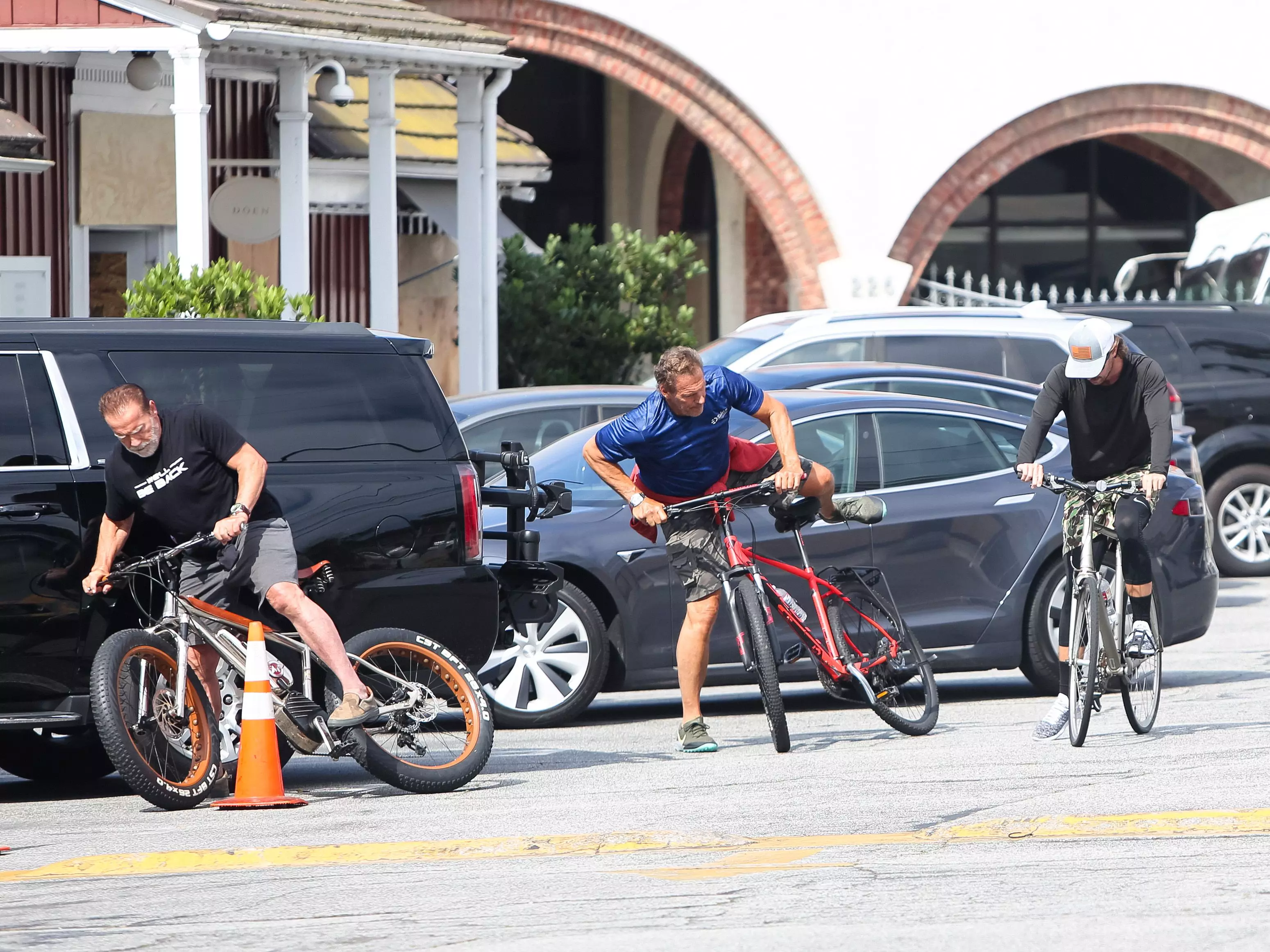 arnold-schwarzenegger-and-son-patrick-go-on-a-bike-ride-photo- ภาพถ่าย