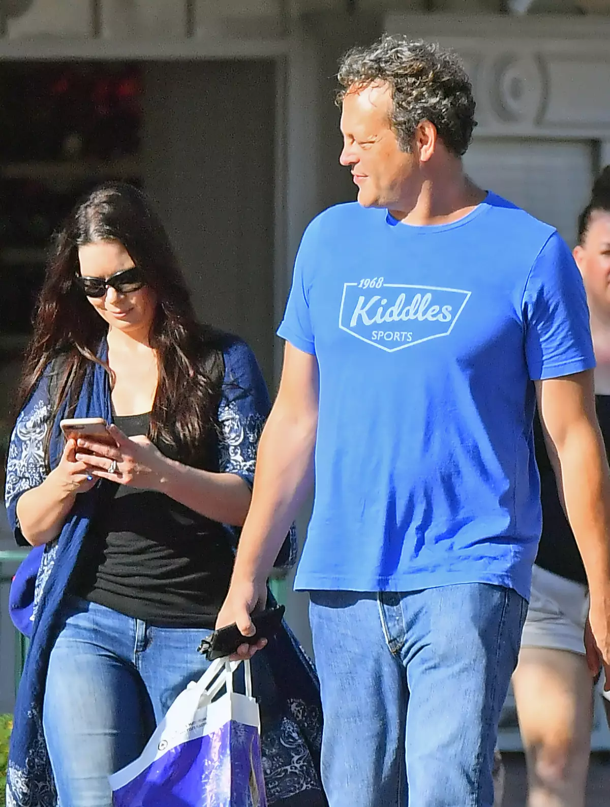 vince-vaughn-celebates-son-vernons-උපන්දිනය-ඩිස්නිලන්තයට-ගමන්