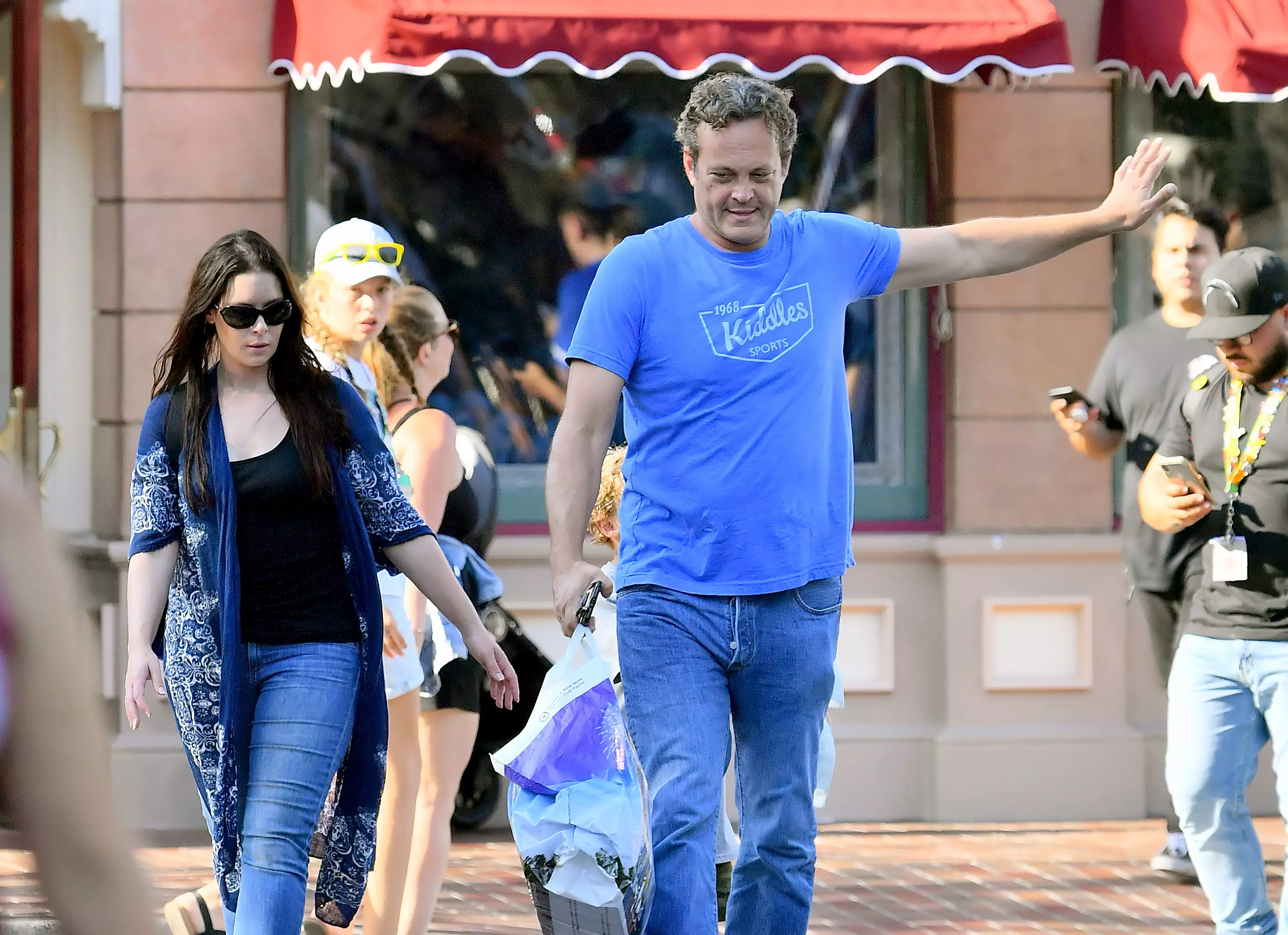 vince-vaughn-celebates-son-vernons-excursie-de-aniversari-la-disneyland