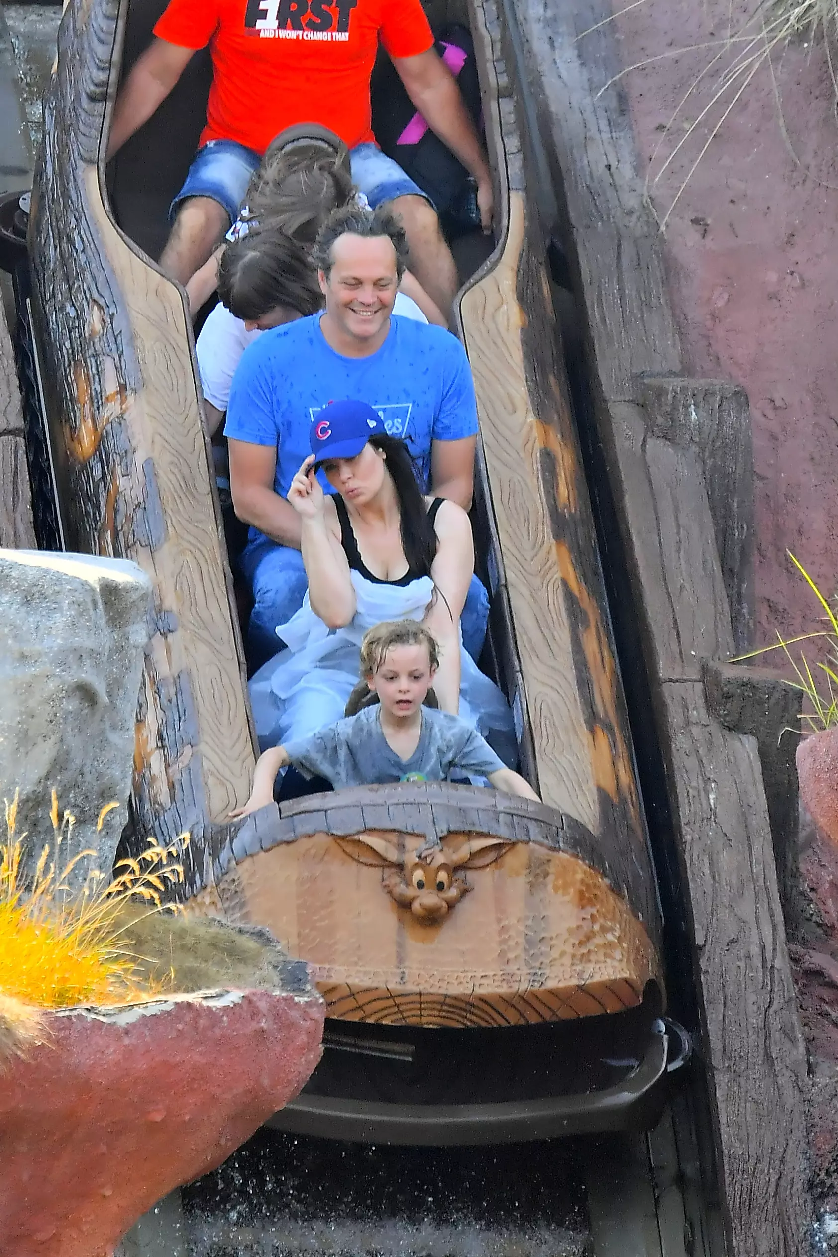 vince-vaughn-raikan-anak-vernons-perjalanan ulang tahun-ke-disneyland