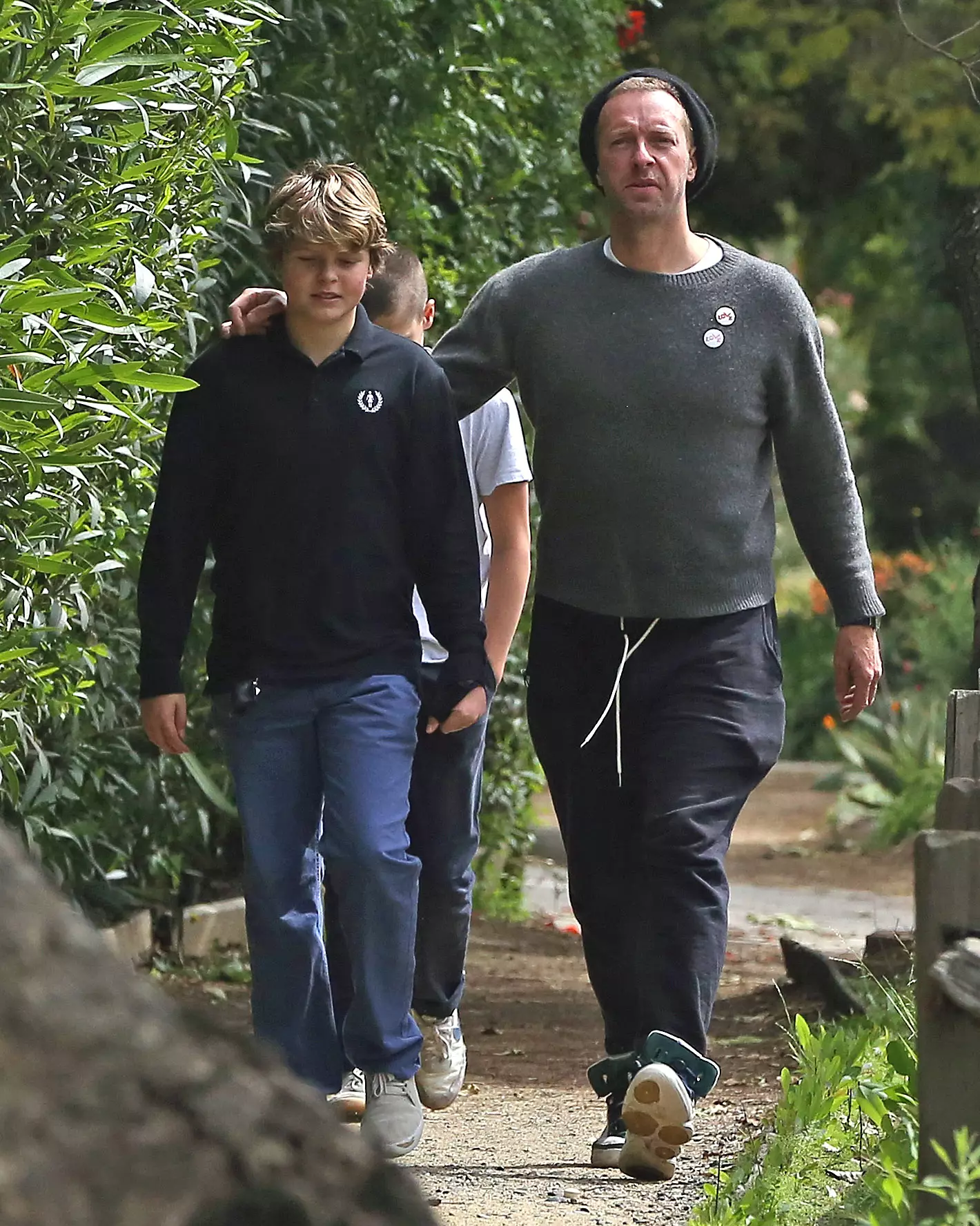 EXKLUZÍVNE: Chris Martin vonku so svojím synom Mosesom, ktorý dnes oslavuje svoje 14. narodeniny