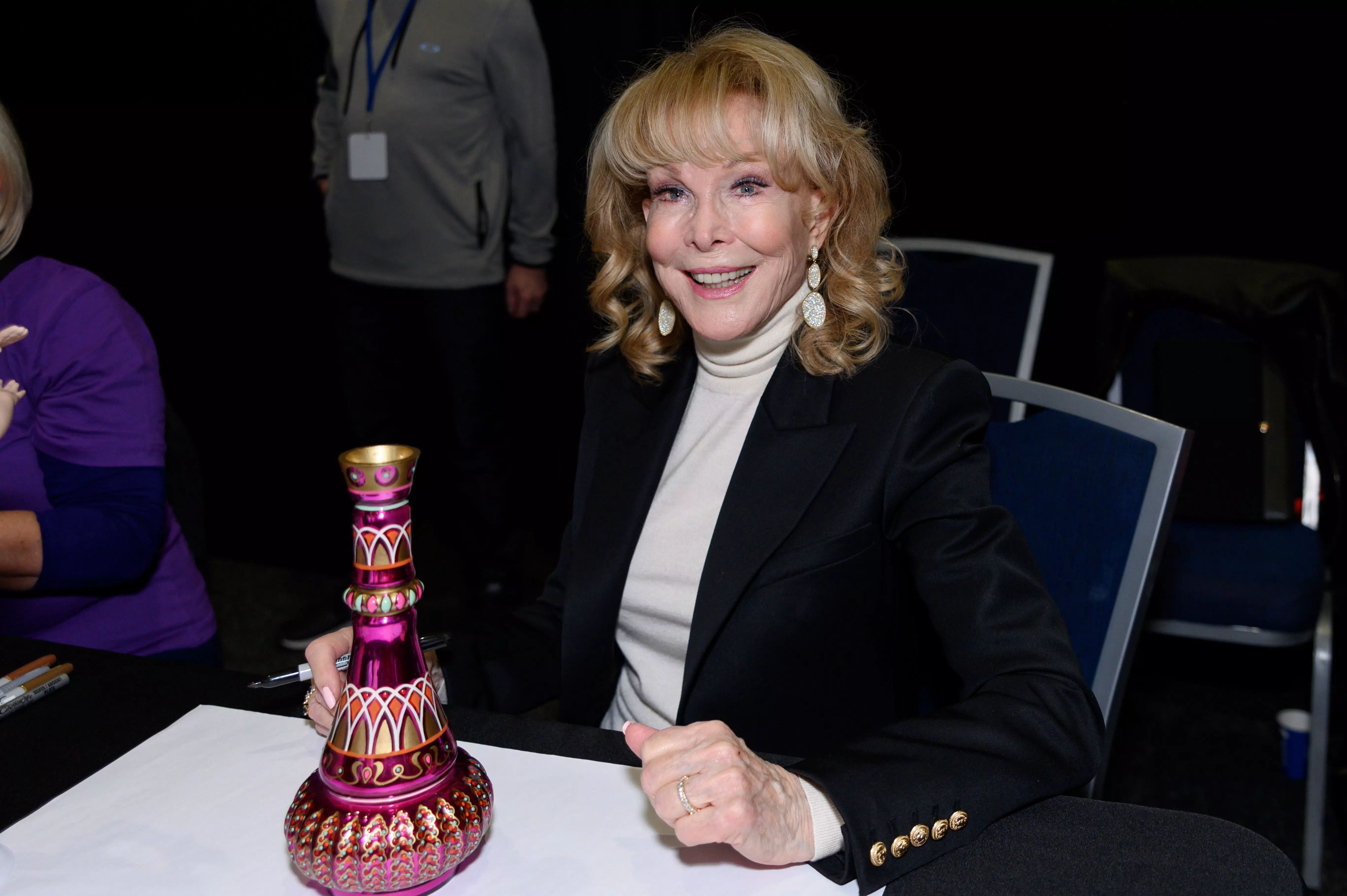 barbara-eden-si-jeannie-bottle