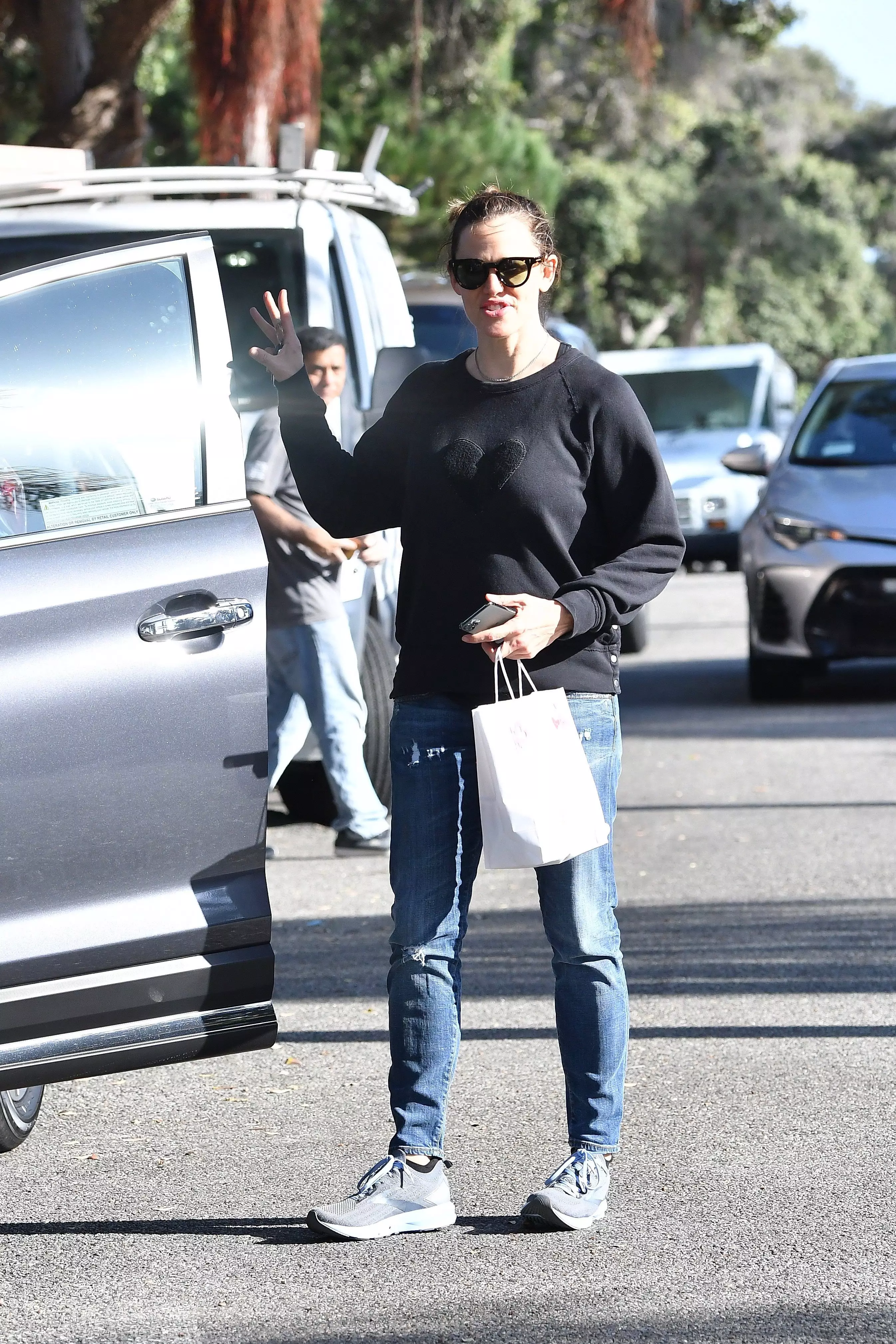 Jennifer Garner dálle un paseo ao seu fillo despois de recollelo da escola.