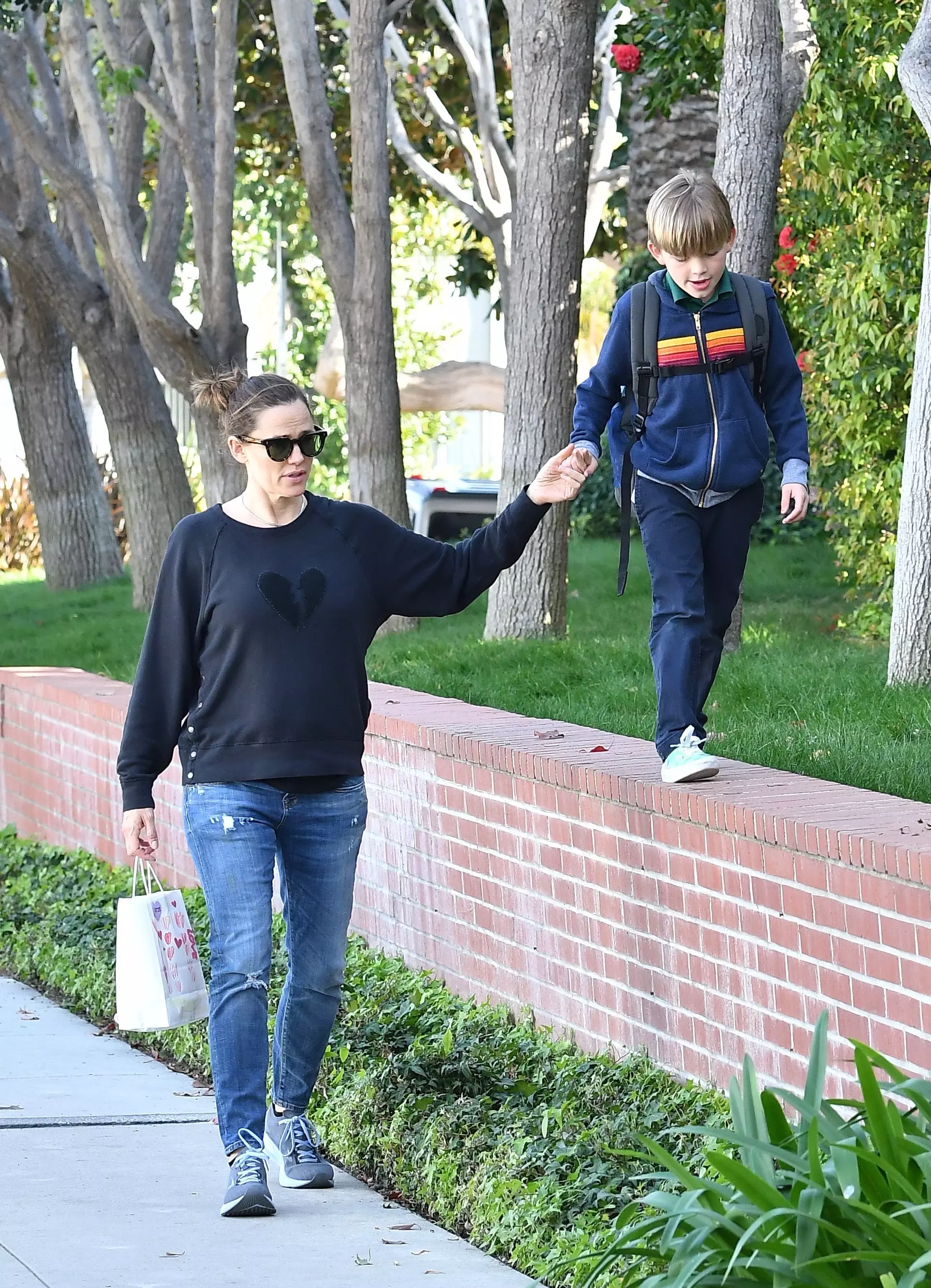 Jennifer Garner dálle un paseo ao seu fillo despois de recollelo da escola.