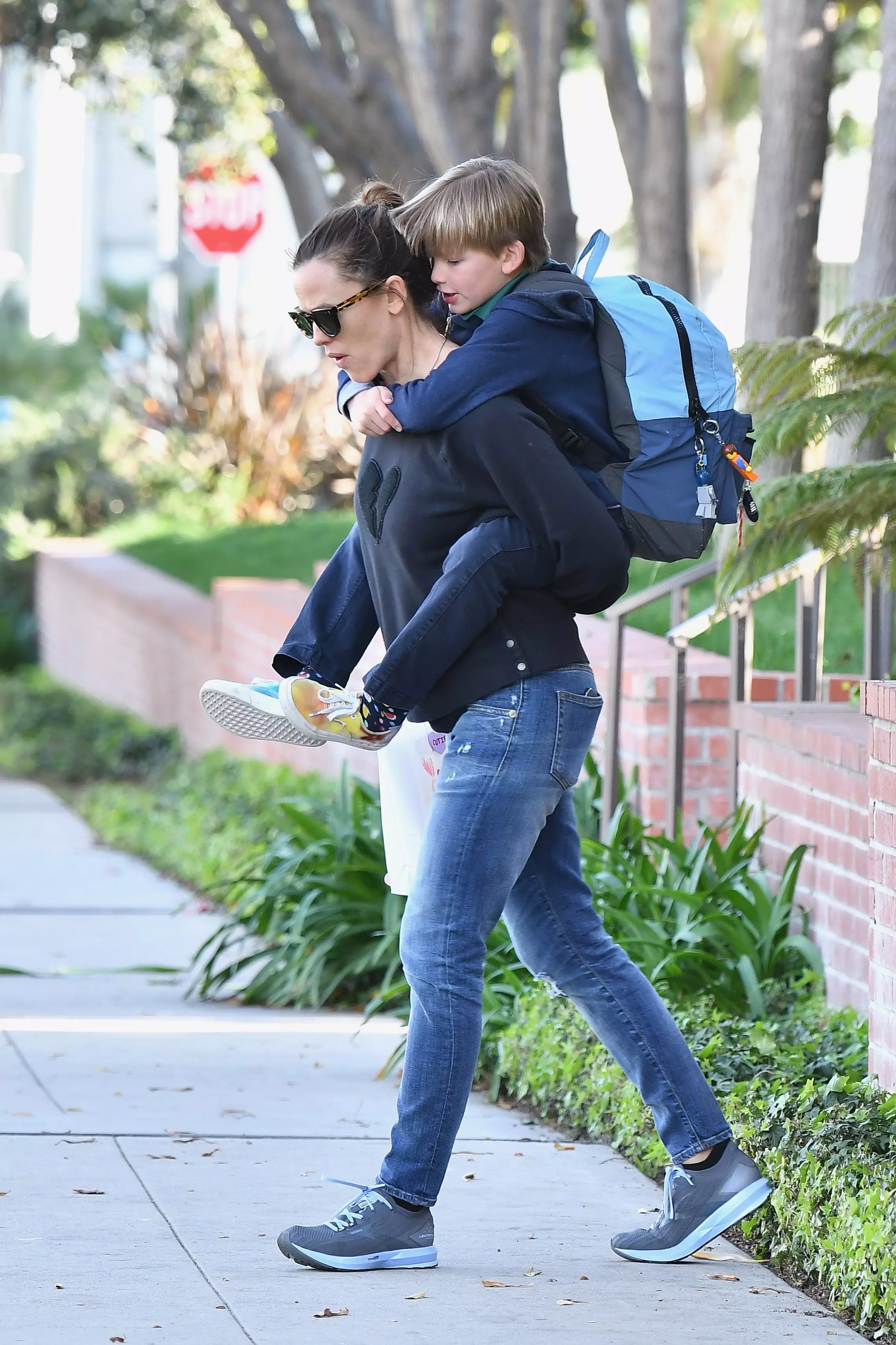 Jennifer Garner dálle un paseo ao seu fillo despois de recollelo da escola.