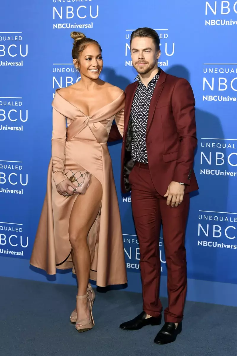 Jennifer Lopez (L) le Derek Hough ba ea NBCUniversal Upfront ea 2017 ho Radio City Music Hall