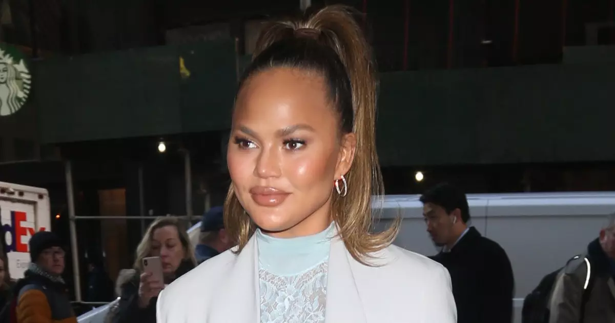 Chrissy Teigen ແລະລູກສາວ Luna ຢູ່ນອກການສະແດງ 'ມື້ນີ້': ເບິ່ງຮູບ