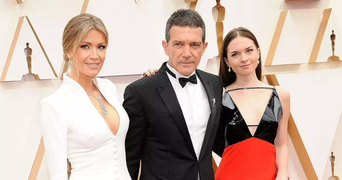 Oscars 2020 Red Carpet: Antonio Banderas, ລູກສາວ Stella ມາຮອດ