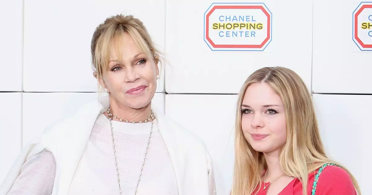 O Melanie Griffith na faʻafefe i luga o le afafine 'Aulelei' Stella Banderas