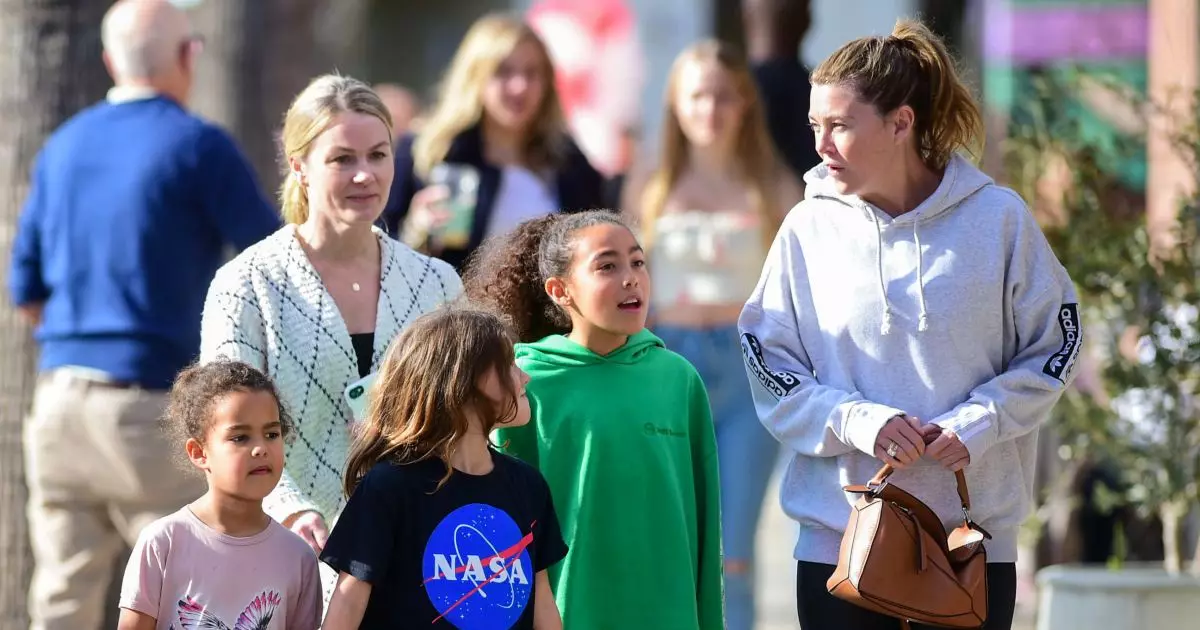 Ellen Pompeo, les filles Stella i Sienna gaudeixen d'un dinar familiar