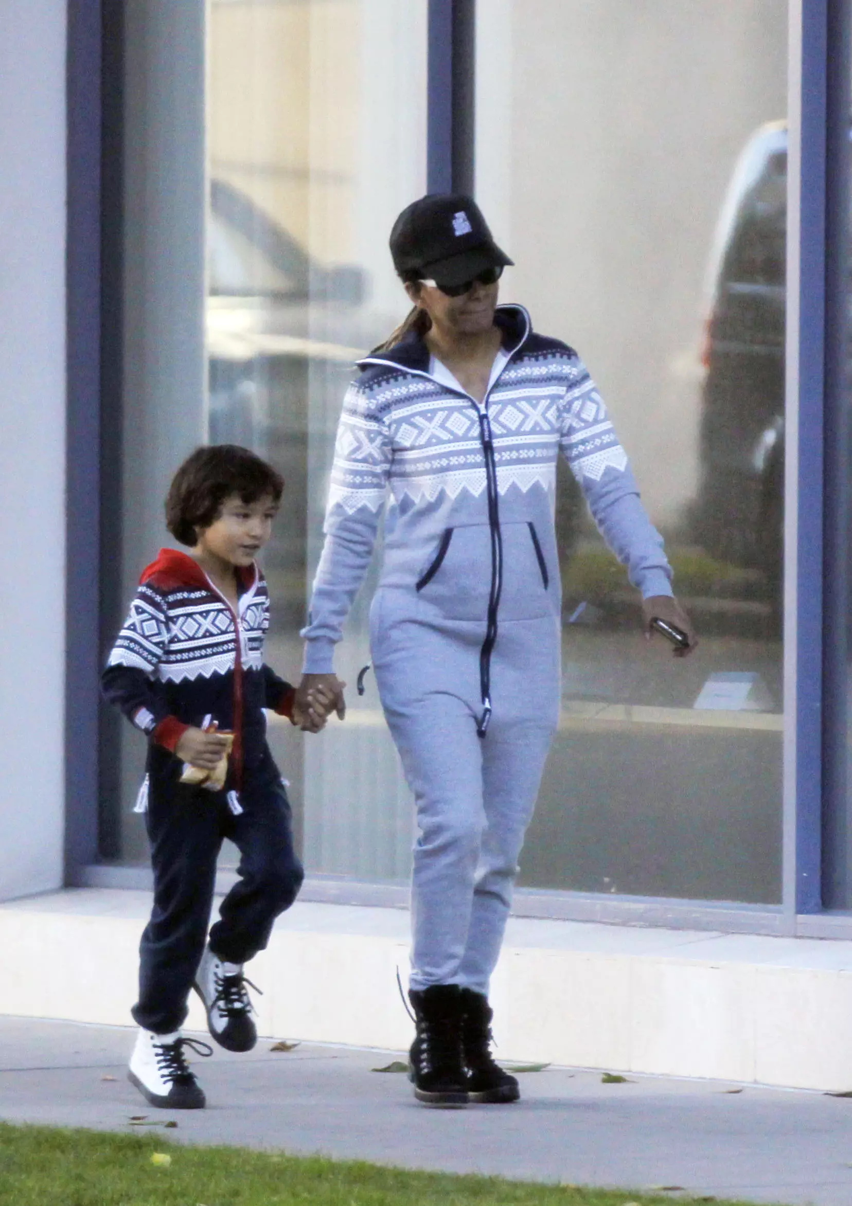 Halle Berry ja tema poeg Maceo jalutavad Beverly Hillsis ja leiavad aega, et teha paar pilti.