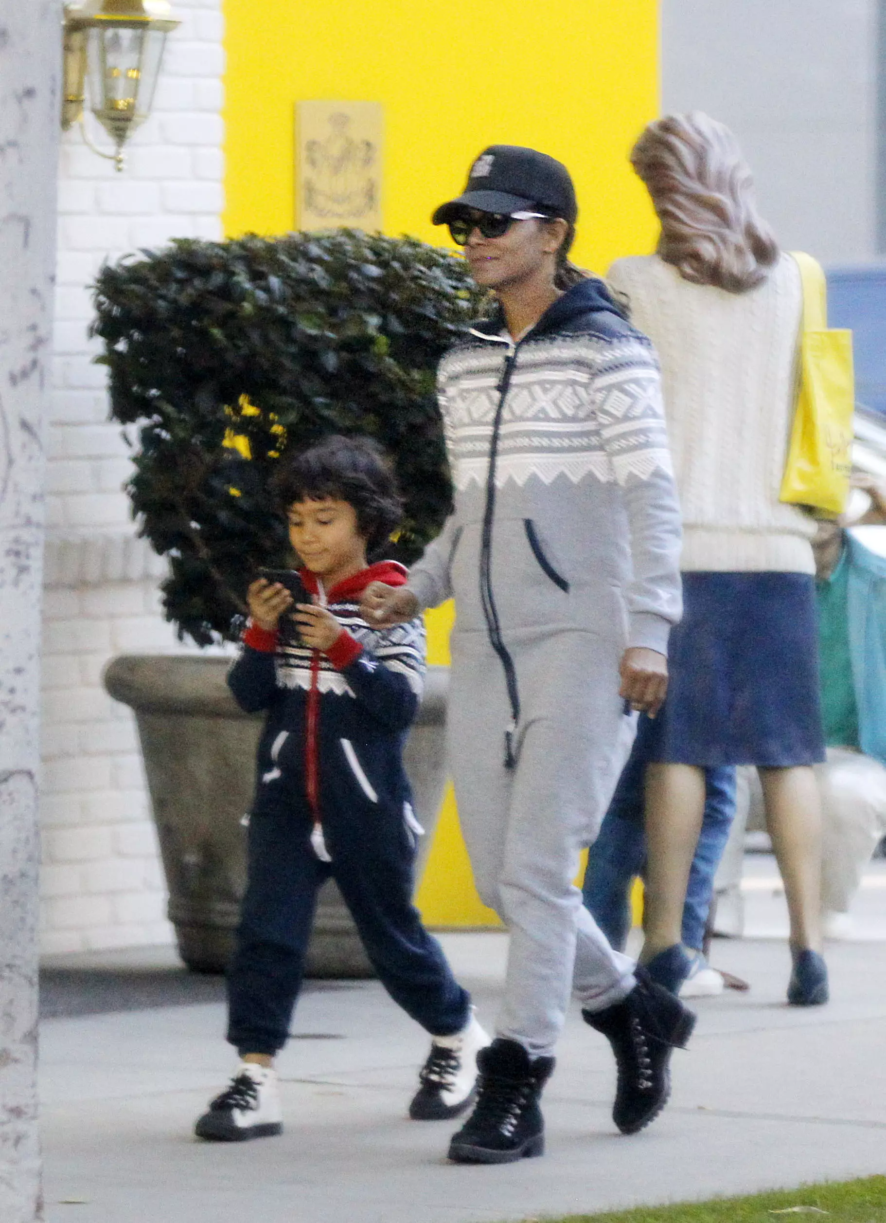 Halle Berry dan putranya Maceo berjalan-jalan di sekitar Beverly Hills dan meluangkan waktu untuk berfoto di sepanjang jalan.