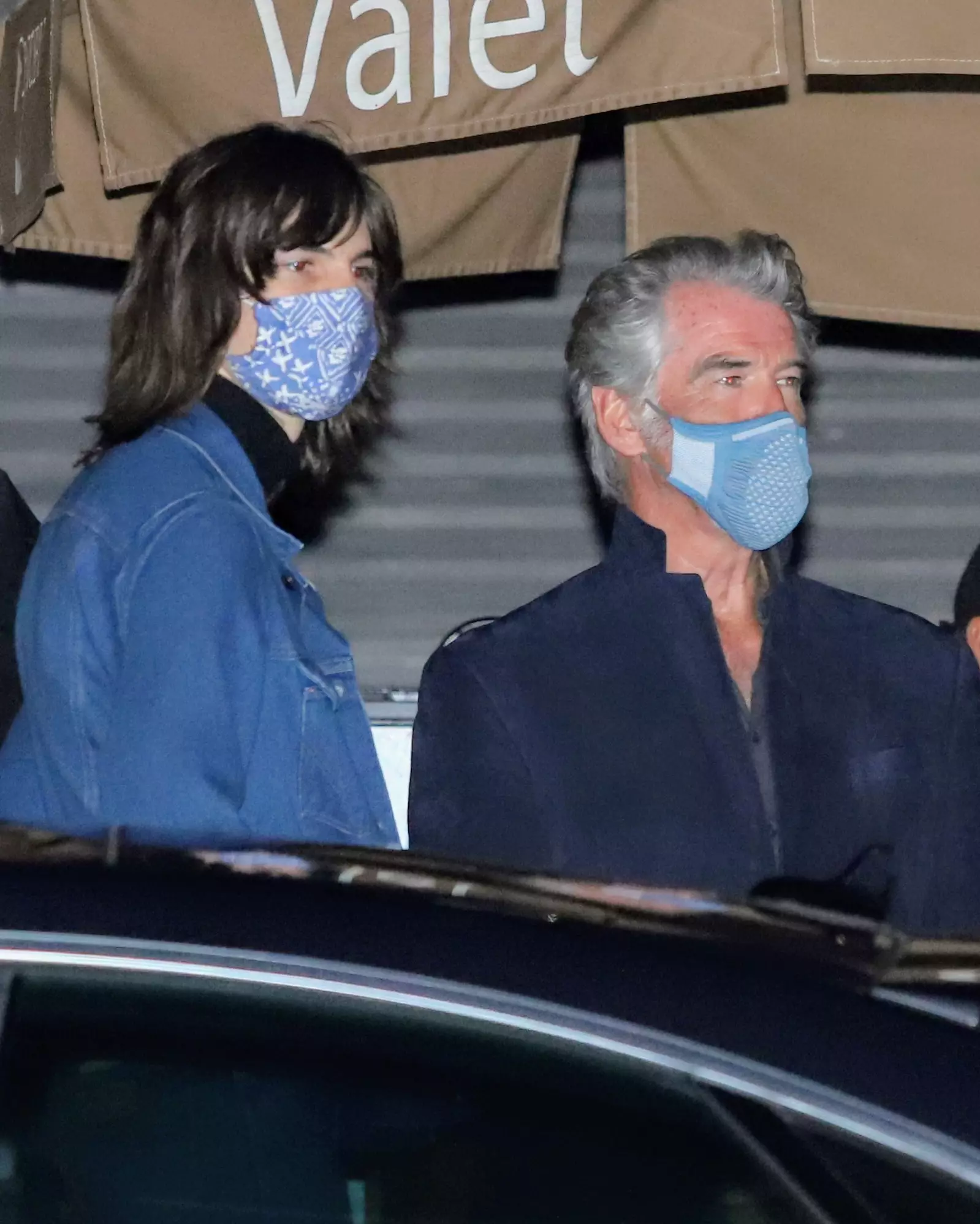 pierce-brosnan-ενεργεί-ανόητα-κατά τη διάρκεια-διασκεδαστική-έξοδο-με-γιο-ντίλαν