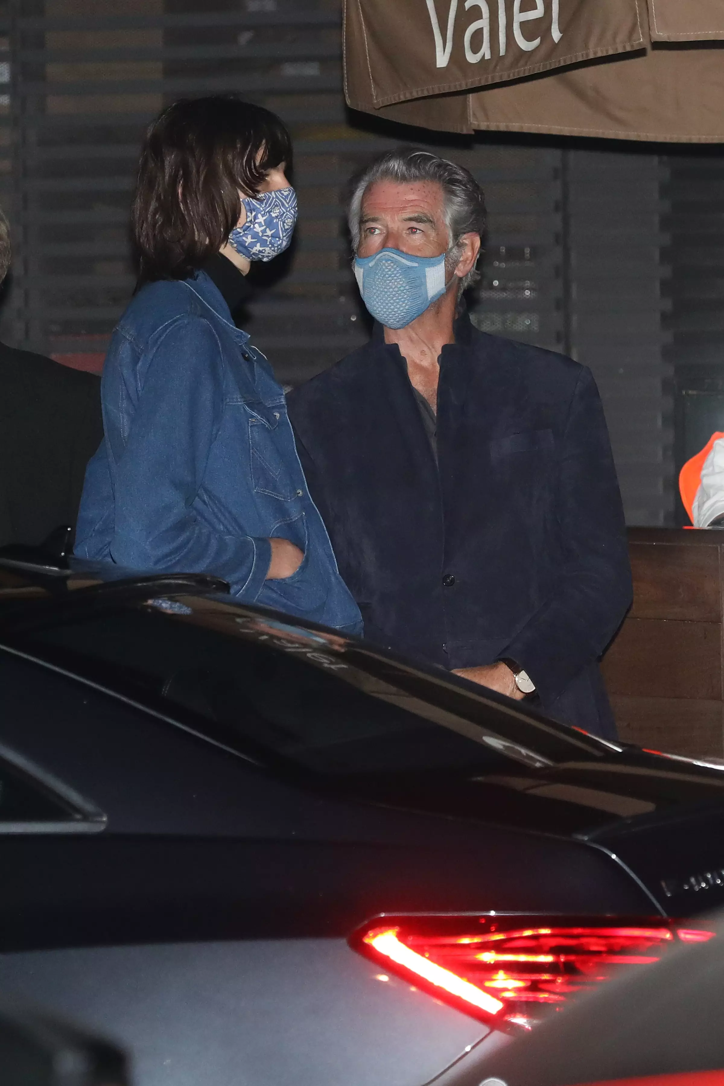 Pierce Brosnan menikmati makan malam di Nobu Malibu bersama rakan-rakan