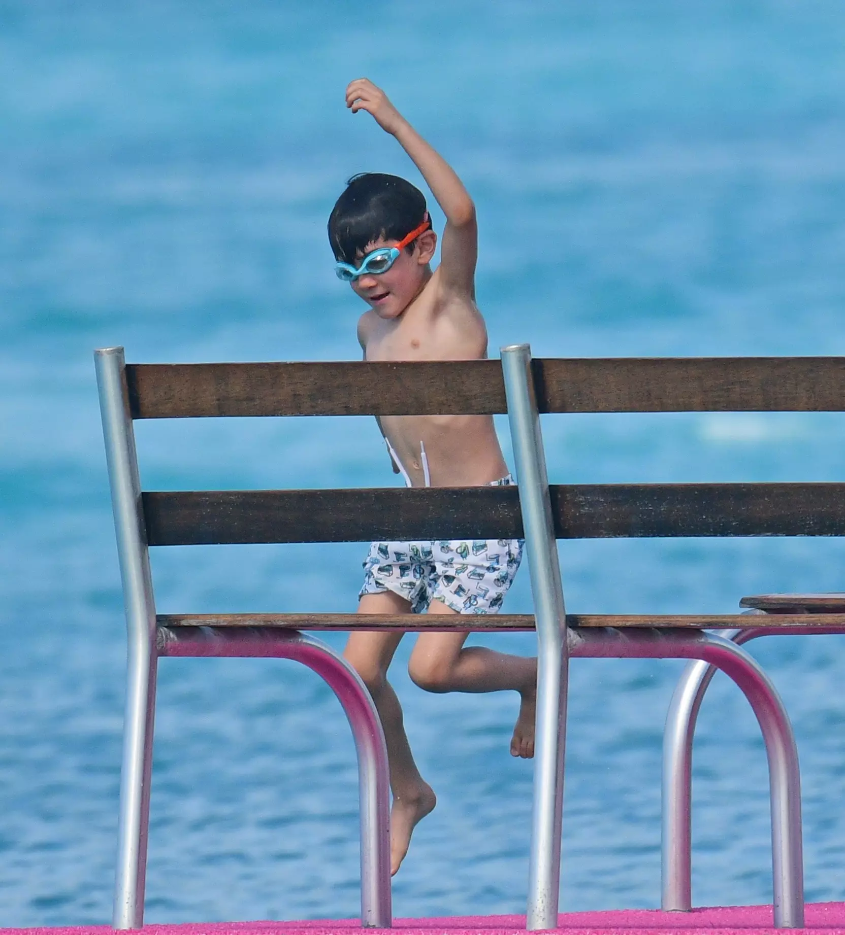 Sin Simona Cowella Eric na sliki z varuško na plaži na Barbadosu