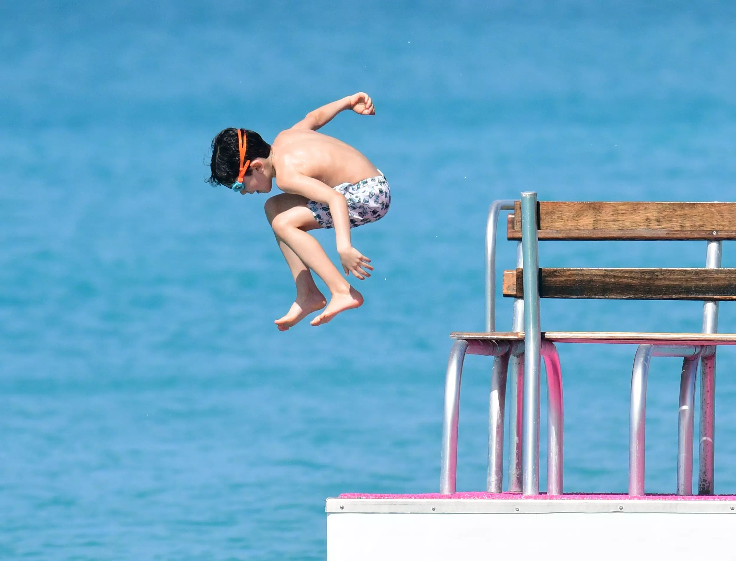 Sin Simona Cowella Eric na sliki z varuško na plaži na Barbadosu