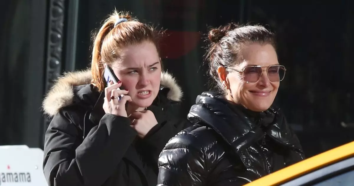 Brooke Shields Hails Taxi Cab ya na ada Rowan na NYC